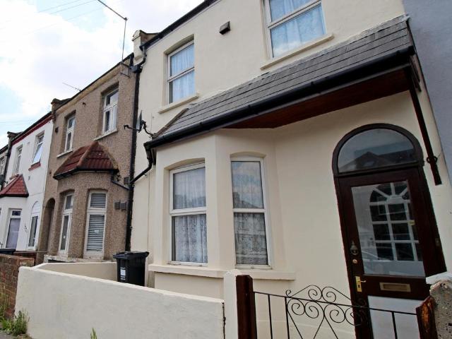 Martindale Road, TW4 3 bed terraced house to rent £2,495 pcm £576 pw
