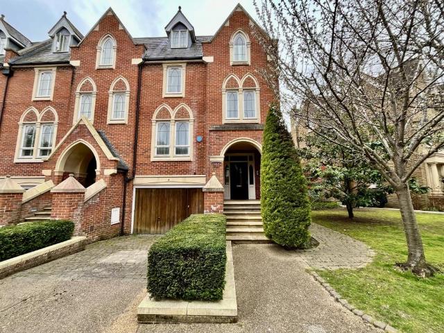 Martineau Drive Twickenham TW1 6 bed semi detached house to rent £7,000 pcm £1,615 pw