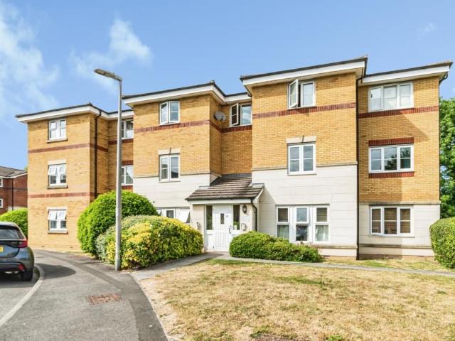 Martingale Chase, Newbury RG14, 2 bed flat to rent, £1,350 pcm | PrimeLocation