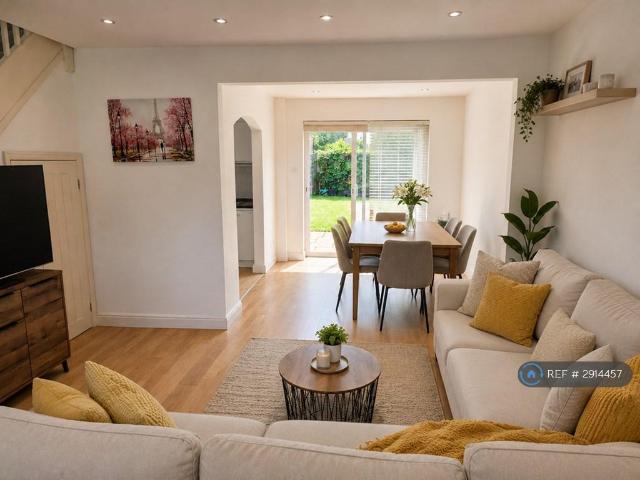 Martins Walk, Borehamwood, WD6 3 bed terraced house to rent £2,100 pcm £485 pw