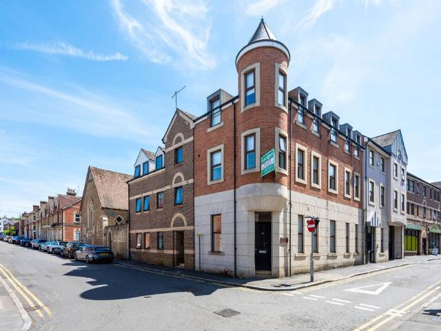 Martyr Road, Guildford, GU1 2 bed flat to rent £1,800 pcm £415 pw