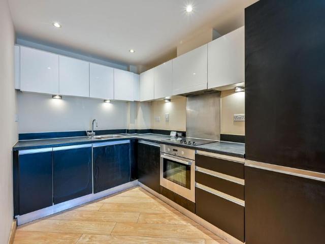 Martyr Road, Guildford, GU1 2 bed flat to rent £2,150 pcm £496 pw