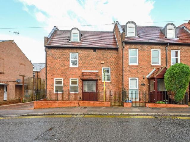 Martyr Road, Guildford, GU1 3 bed end of terrace house to rent £2,400 pcm £554 pw