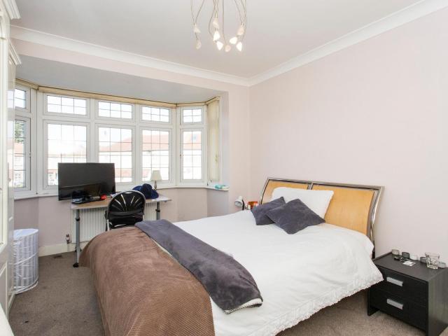 Marvellous double bedroom located in suburban Barkingside Has a Room