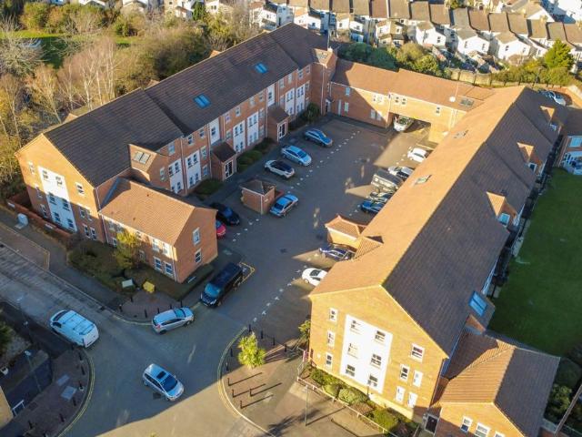 Mary Court, Chatham ME4, 2 bed flat to rent, £1,200 pcm | PrimeLocation