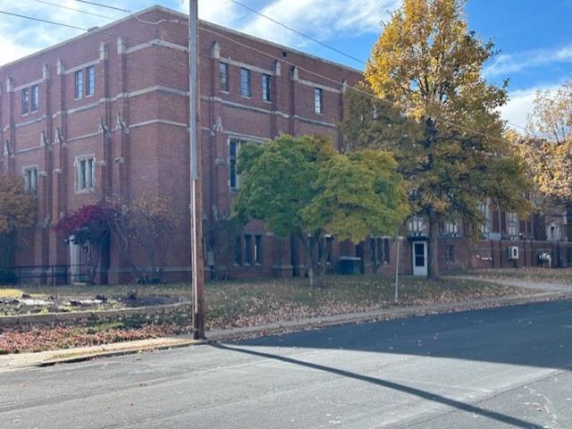 Marycrest Apartments Waiving the Application Fee for August 1 Bedroom Apartment for Rent at 1607 W 12th St, Davenport, IA 52804 Riverview Terrace
