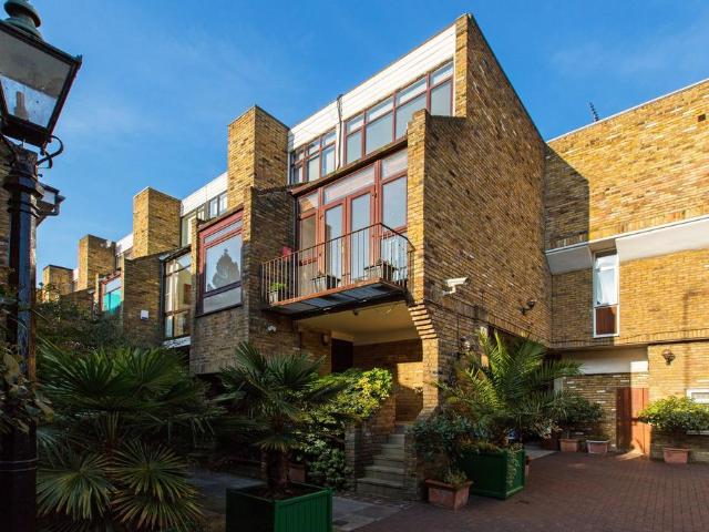Maryon Mews, Hampstead, NW3 3 bed house to rent £4,500 pcm £1,038 pw