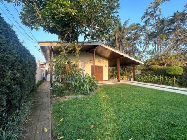 Maravilhosa casa na ENSEADA a 200 mts da praia, 04 dorms 02 suites,sala 03 ambientes,piscina, chur