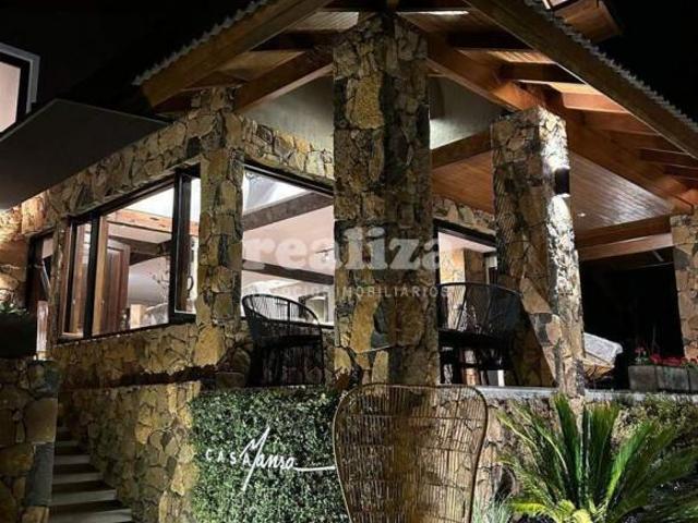 MARAVILHOSA CASA NO CONDOMÍNIO SAINT MORITZ