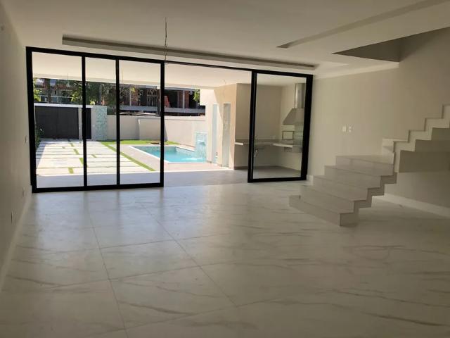 Maravilhosa casa no condomínio Rio Mar com 300m² de terreno e 340m² de área construída