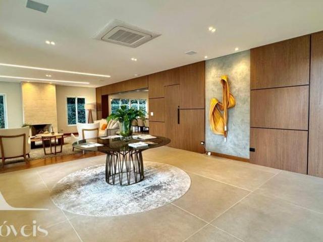 MARAVILHOSA CASA COM 5 SUÍTES, MOBILIADA E DECORADA