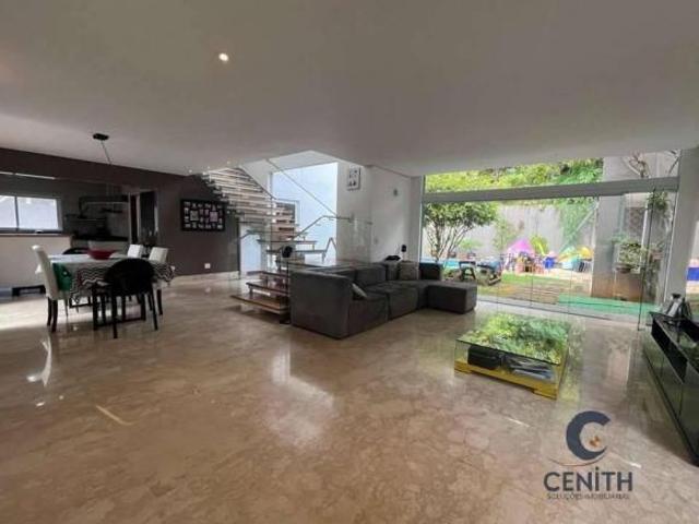 Maravilhosa Casa com 3 suítes, piscina, churrasqueira! 300 m²