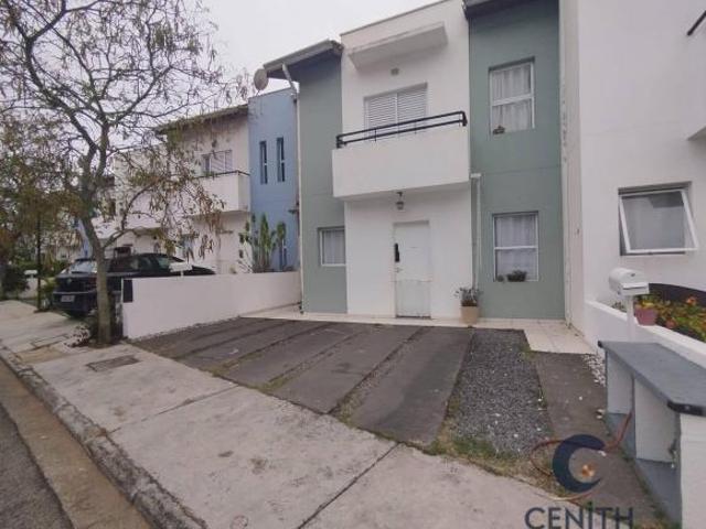 Maravilhosa Casa com corredor lateral 03 Dorms/01 Suite Condomínio Clube