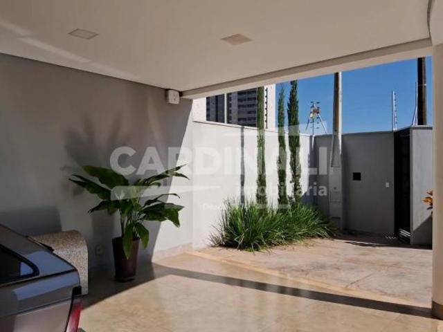 Maravilhosa casa com localização espetacular, arquitetura moderna com muito bom gosto e acabamento d