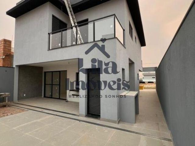 Maravilhosa Casa com Piscina em Condominio de Luxo!