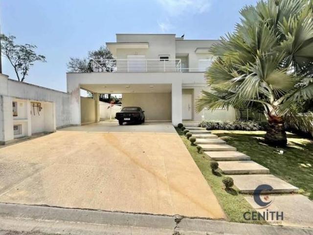 Maravilhosa Casa Contemporânea com 4 Suítes, Varanda Gourmet e Piscina!