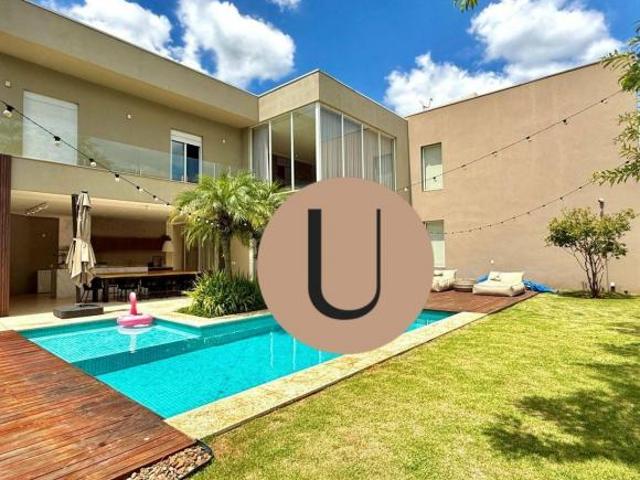 Maravilhosa Casa de Alto Padrão: 4 suítes, 410 m² construídos, terreno de 800m², piscina aquecida co