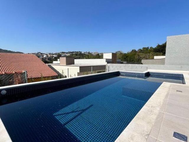 Maravilhosa casa de condomínio com 3 dormitórios sendo um suíte com varanda vista para as montanhas
