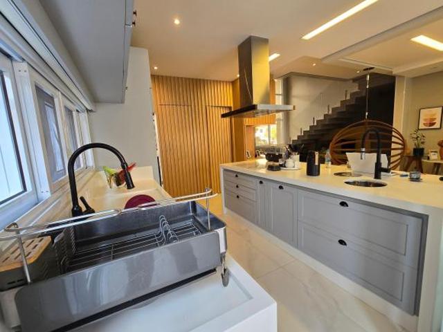 MARAVILHOSA CASA EM CONDOMINIO C/ 4 SUITES 300M² A/C + QUINTAL GOURMET+ PISCINA
