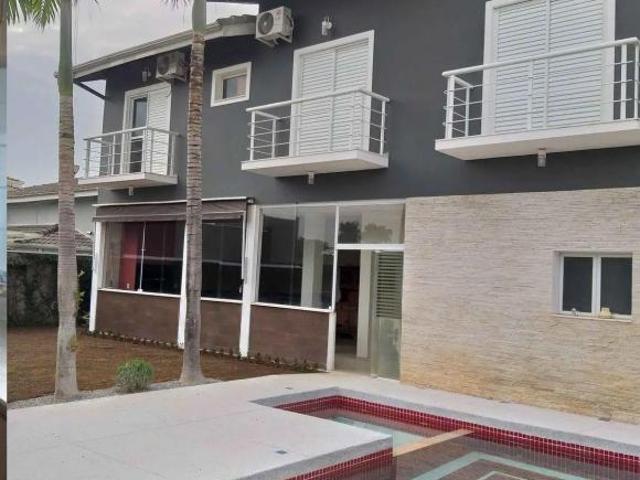 Maravilhosa Casa em Condomínio Fechado – Country