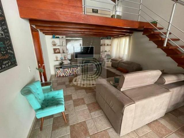 Maravilhosa casa em dondomínio fechado no melhor da Granja Viana