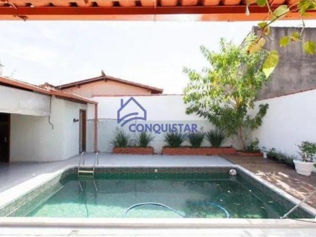 Maravilhosa casa em lote de 360m² com área de lazer e piscina no Bairro Santa Mônica!
