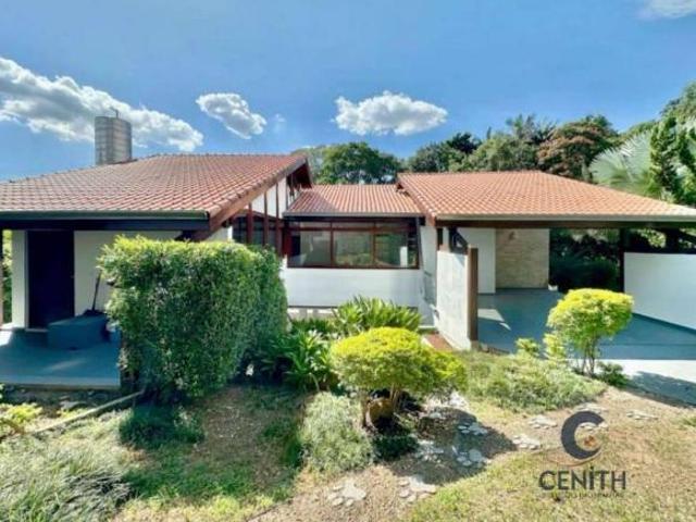Maravilhosa Casa envidraçada, com planejados, muito verde! 345 m²