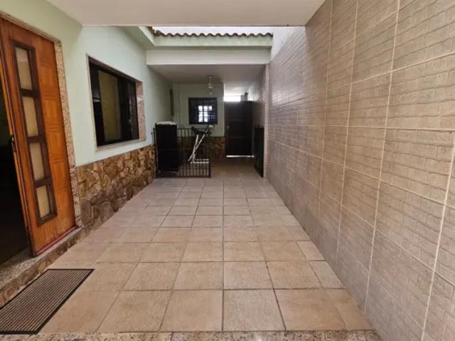 Maravilhosa casa reformada e planejada, em condomínio fechado com piscina e churrasqueira 3 vagas