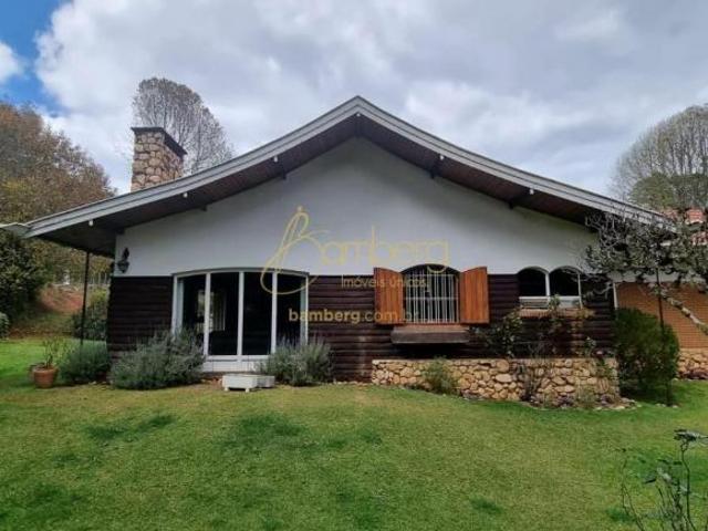 Maravilhosa Casa Térrea a Venda em Campos do Jordão, Alto do Capivari, 4 Quartos, Suíte Ampla