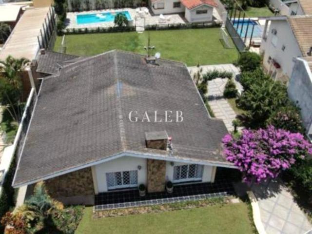 Maravilhosa casa térrea com excelente localização! Piscina, campo de futebol e sauna num terreno de