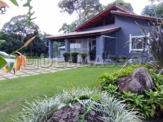 Maravilhosa chácara com lindo jardim!
