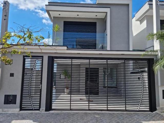 Maravilhosa residência a venda com piscina e sauna e fino acabamento no Portal