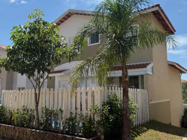 Maravilhosa residência de 3 dorm, Porteira Fechada, no Condominio dos Pássaros