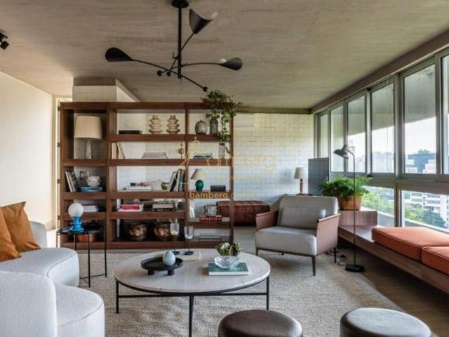 Maravilhoso apartamento todo mobiliado em andar alto no Jardim Paulista. Com quatro quartos