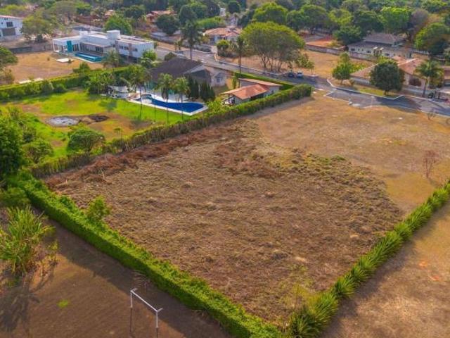 Maravilhoso Lote de esquina em condomínio formado