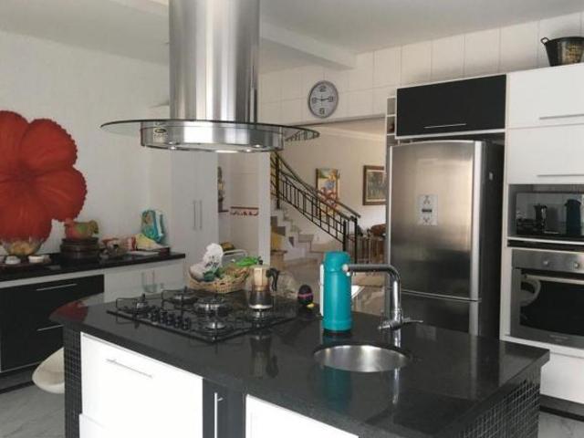 Maravilhoso Sobrado no Condomínio 3 suites Aruã – Alto Padrão
