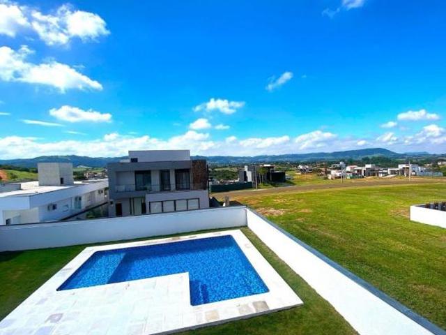 Maravilhoso Sobrado com 217m² na Avenida Principal Ninho Verde 2 Pardinho