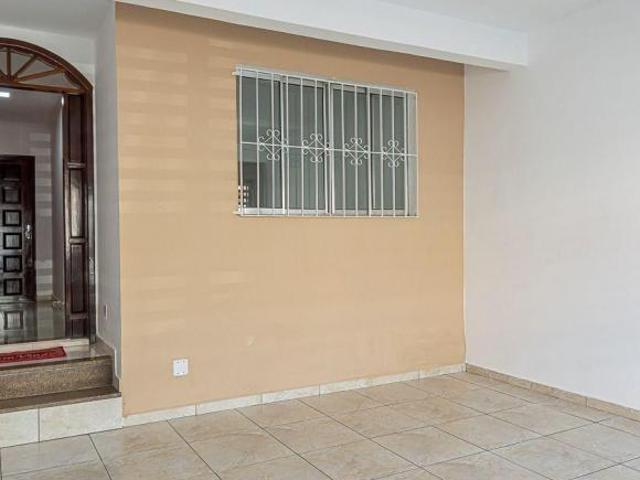 Maravilhoso Sobrado com uma linda vista com 118m de área construída e 02 quartos com 02 vagas no Bai