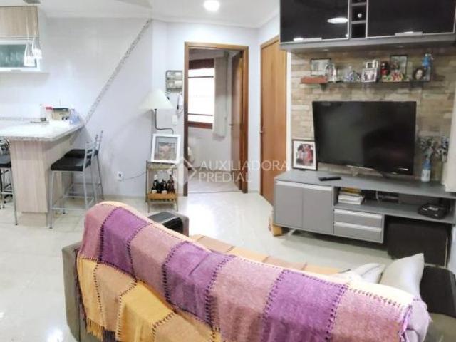 Maravilhoso sobrado de 240m² com 6 dormitórios, pátio com piscina, próximo ao Cassol