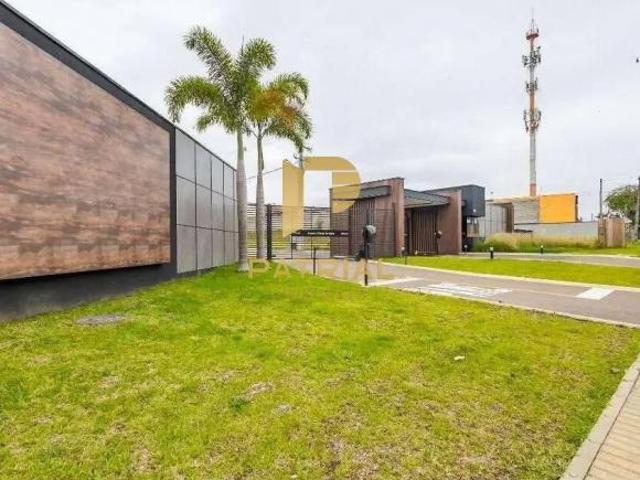 Maravilhoso Sobrado dentro de condomínio à venda em Santa Felicidade