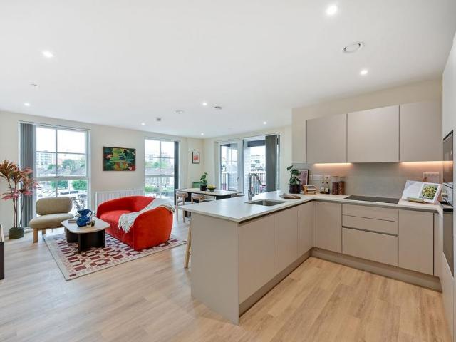 Marble House, Hayes and Harlington. 3 bed flat to rent £2,995 pcm £691 pw