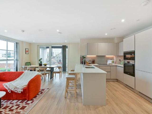 Marble House, Hayes and Harlington. 3 bed flat to rent £2,990 pcm £690 pw