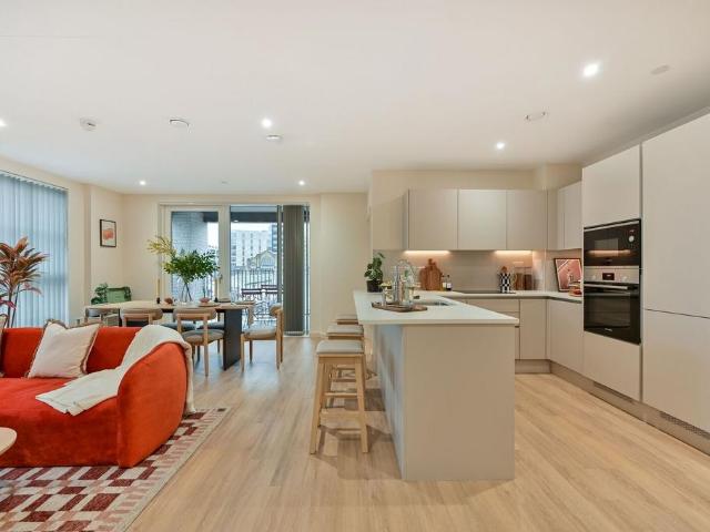 Marble House, Hayes and Harlington. 3 bed flat to rent £3,159 pcm £729 pw