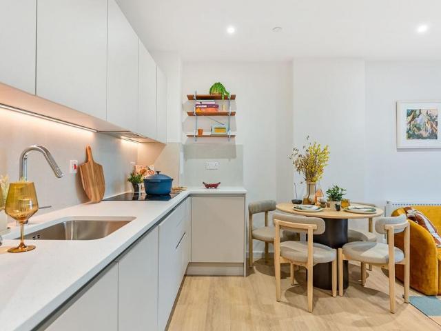 Marble House, Hayes and Harlington. 2 bed flat to rent £2,350 pcm £542 pw