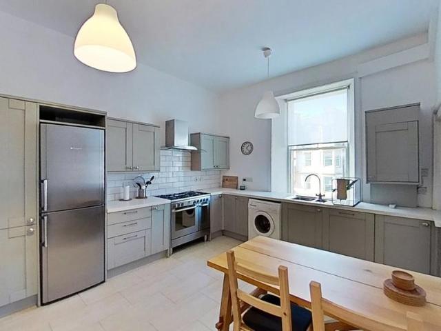 Marchmont Crescent, Edinburgh, EH9 2 bed flat to rent £1,900 pcm £438 pw