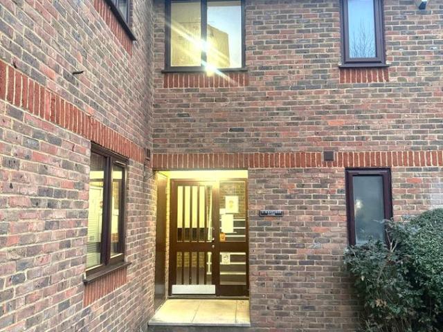 Marchside Close, Hounslow TW5, 1 bed flat to rent, £1,300 pcm | PrimeLocation