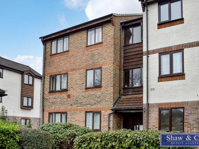 Marchside Close, Hounslow TW5 2 bed flat to rent £1,700 pcm £392 pw