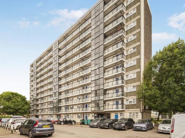 Marchwood Close London SE5 2 bed flat to rent £1,800 pcm £415 pw