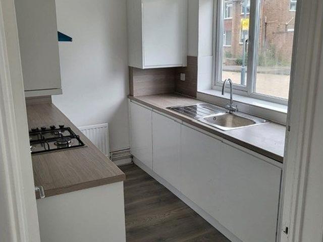 Margaret Way, Ilford IG4, 2 bed flat to rent, £1,800 pcm | PrimeLocation