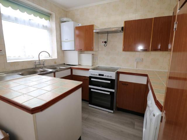 Margaret Way, Ilford IG4 2 bed flat to rent £1,900 pcm £438 pw